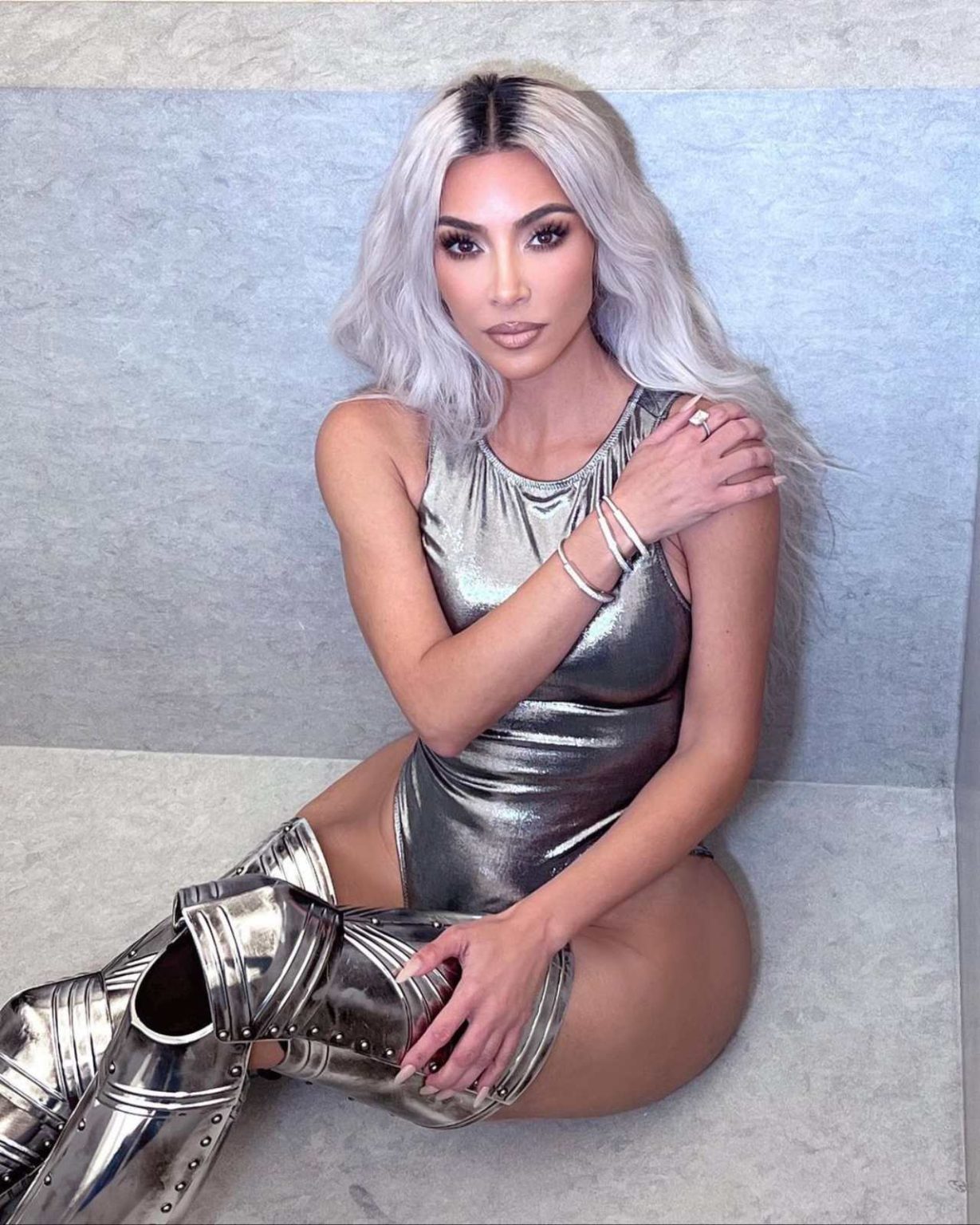 Kim Kardashian luce radical transformación tras quitarse los implantes