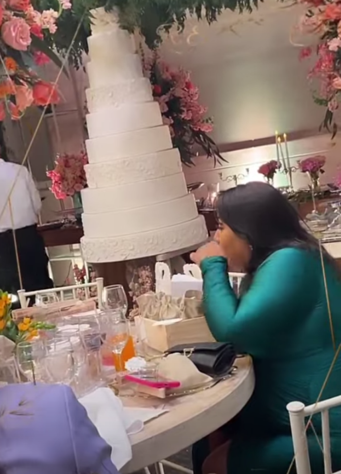 Invitada se roba caja completa de la mesa de dulces en boda y la critican: "la atascada no vino"